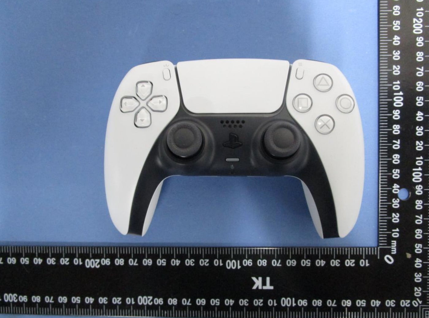 Nieuwe foto's tonen hoe groot de PlayStation 5 is